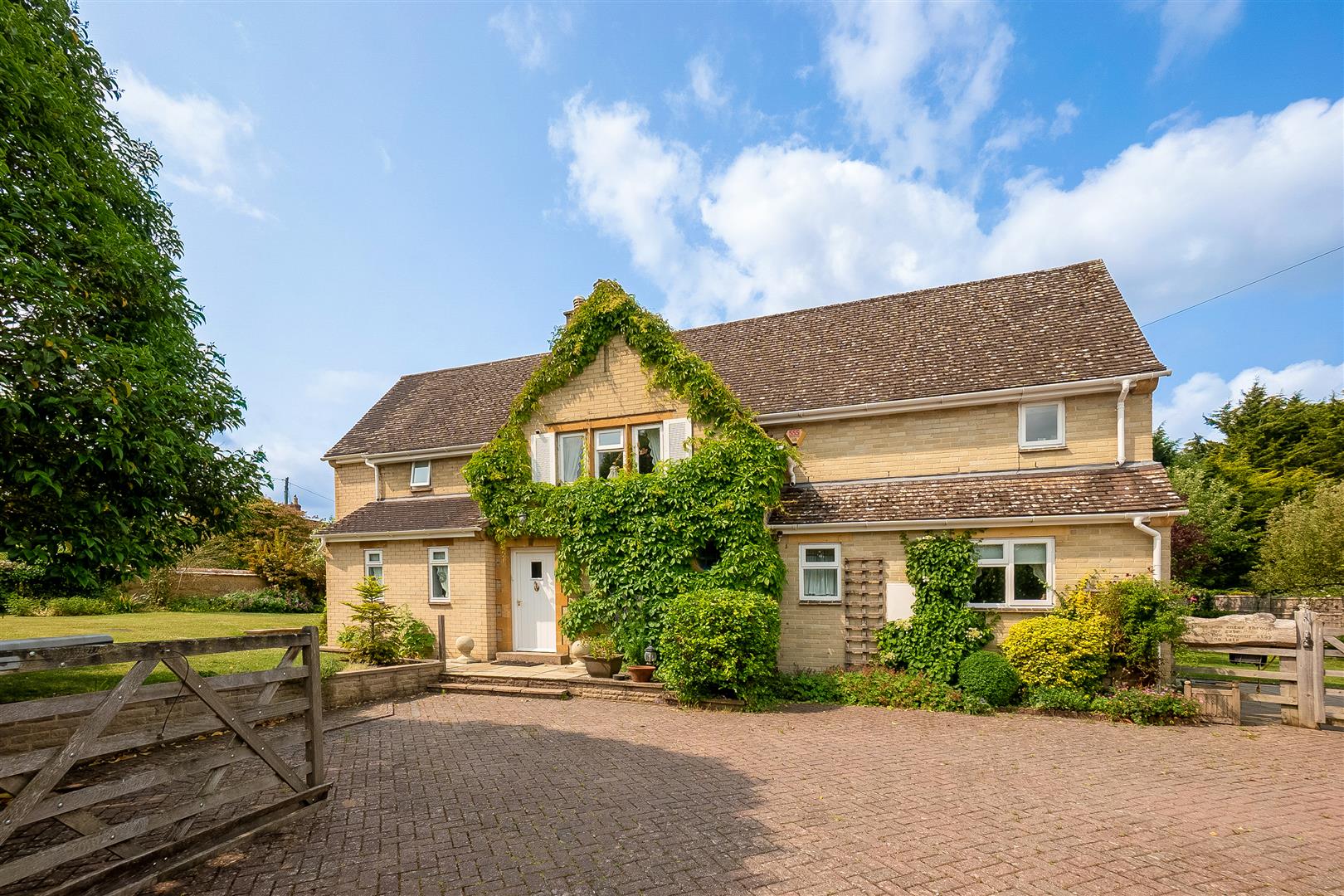 4 Bed, 4 Bath Property For Sale in The Green, Tredington, CV36 4NL